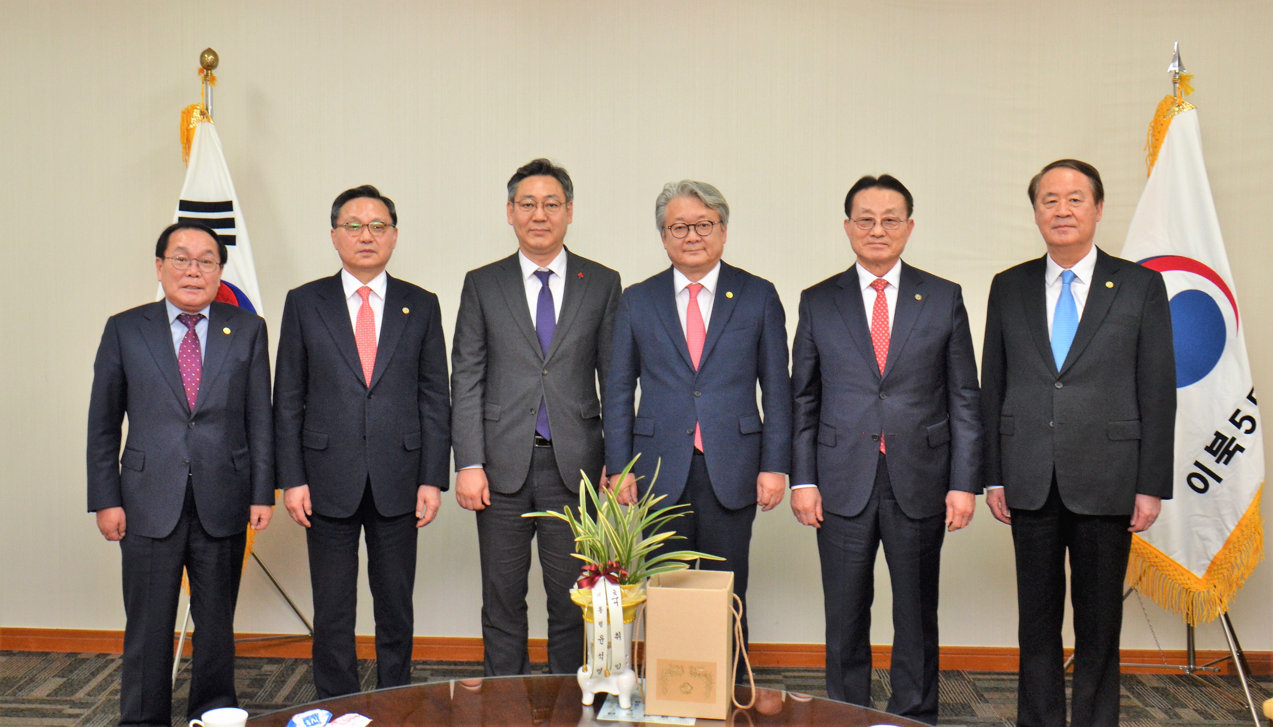 정치 - 윤석열 대통령, 이훈 이북5도위원장에 취임 축하 난 보내